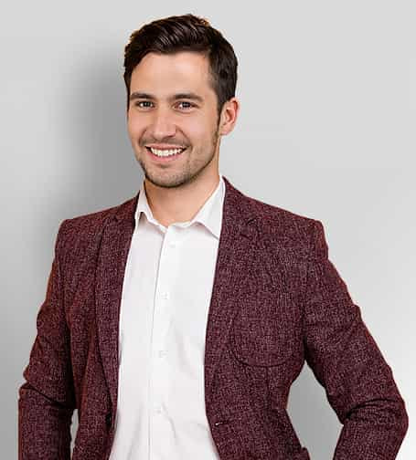 About Us - Get to Know the Team of Expert Reviewers Here